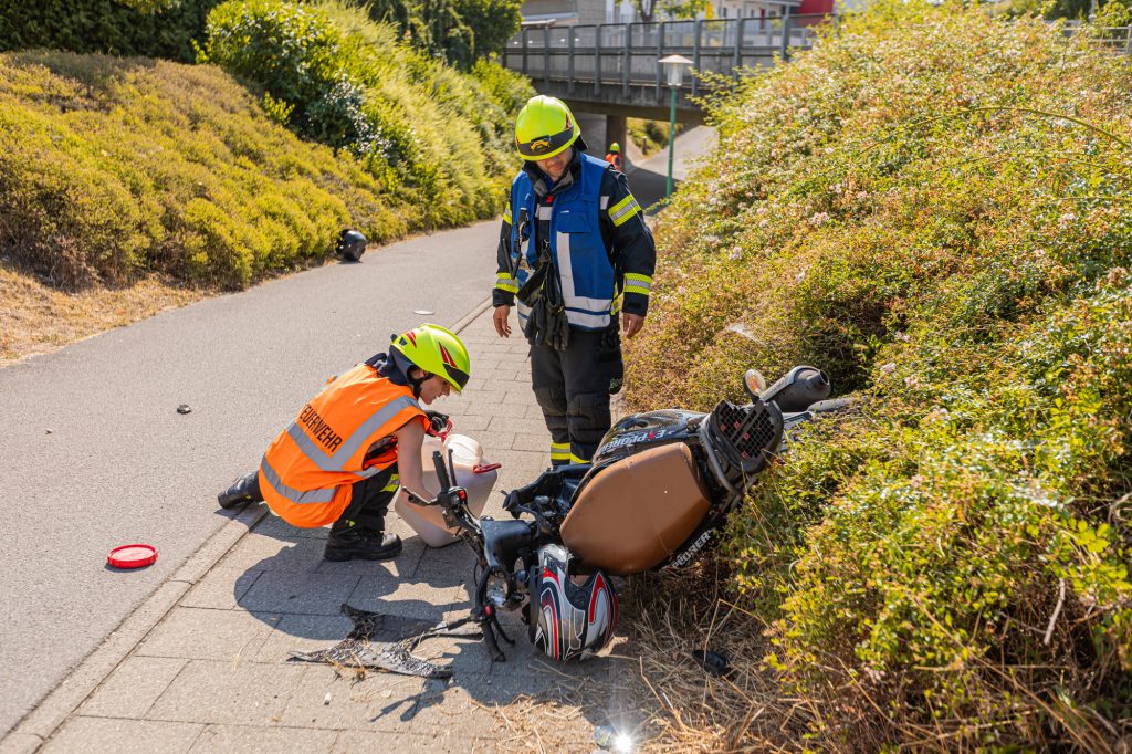 Schwerer Verkehrsunfall: Rollerfahrer kollidiert mit Pkw – Freiwillige Feuerwehr Burghausen